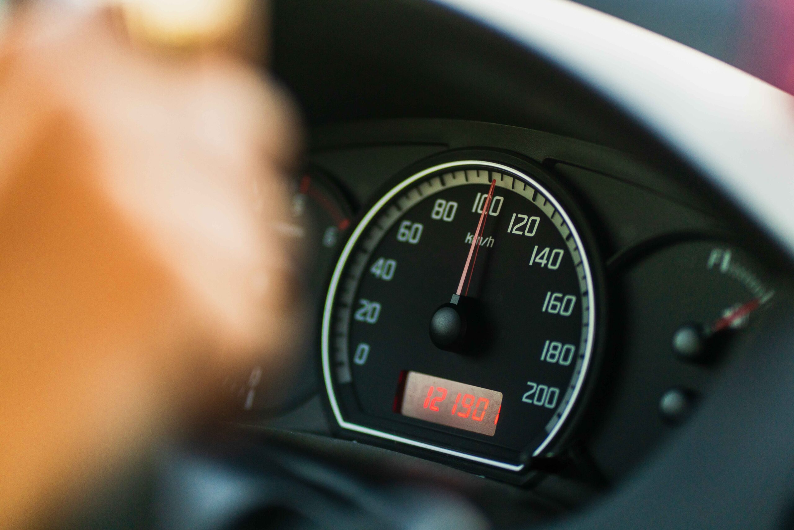 Jangan Tertipu, Ini Tips Cek Keaslian Odometer Mobil Bekas