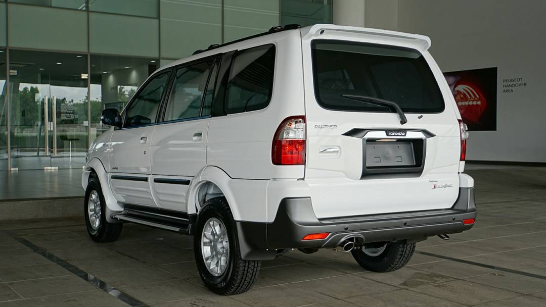 Isuzu Panther, Mobil Jadul yang Siap Temenin Petualangan Travelling Kamu!