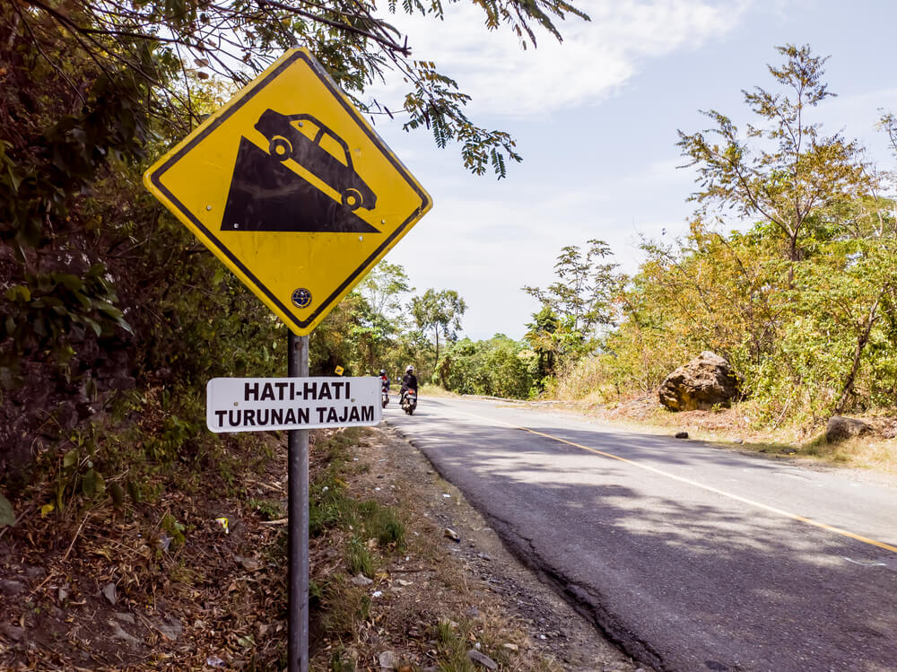 Tips Melewati Turunan Curam Menggunakan Mobil Matik