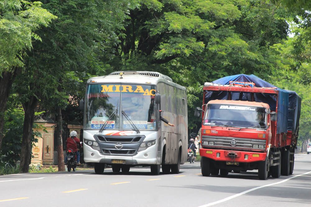 Tips Berkendara Aman Bila di Dekat Bus dan Truk, Jangan Lengah - Seva.id