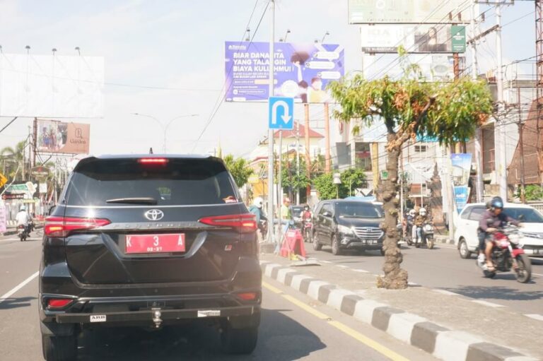 Mobil Dengan Plat Merah Artinya Apa Ya? Mungkinkah Mobil Plat Merah ...