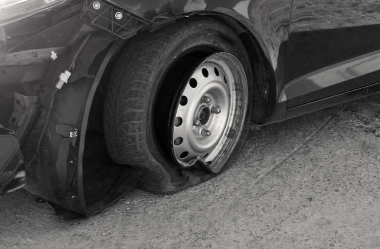 Ban Mobil Pecah Mendadak? Waspada, Ini 5 Penyebabnya!