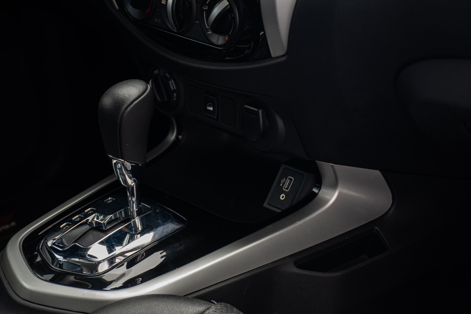 Cari Tahu 4 Keunggulan Toyota Veloz Transmisi Manual