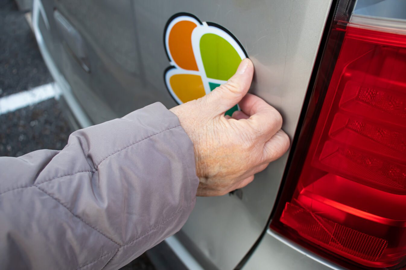 Tips and Trik Panduan Mudah Memasang Stiker Mobil Sendiri di Rumah