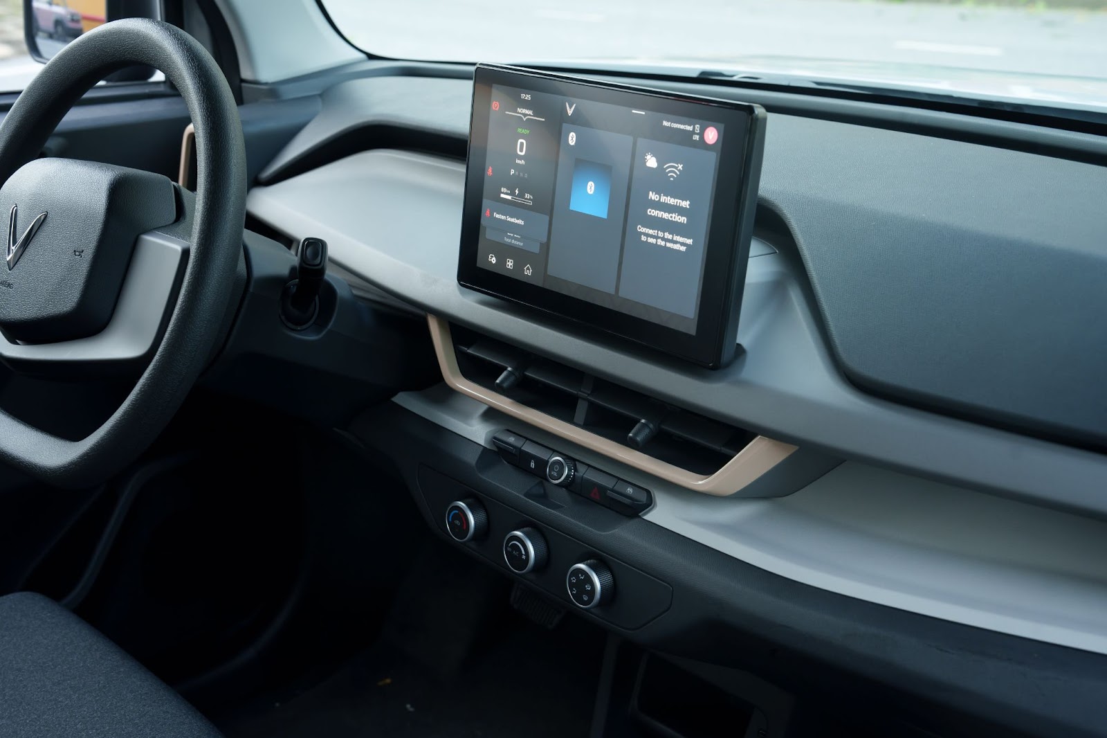 Eksplorasi Fitur Smart Connectivity VinFast VF3 2025: Streaming ...
